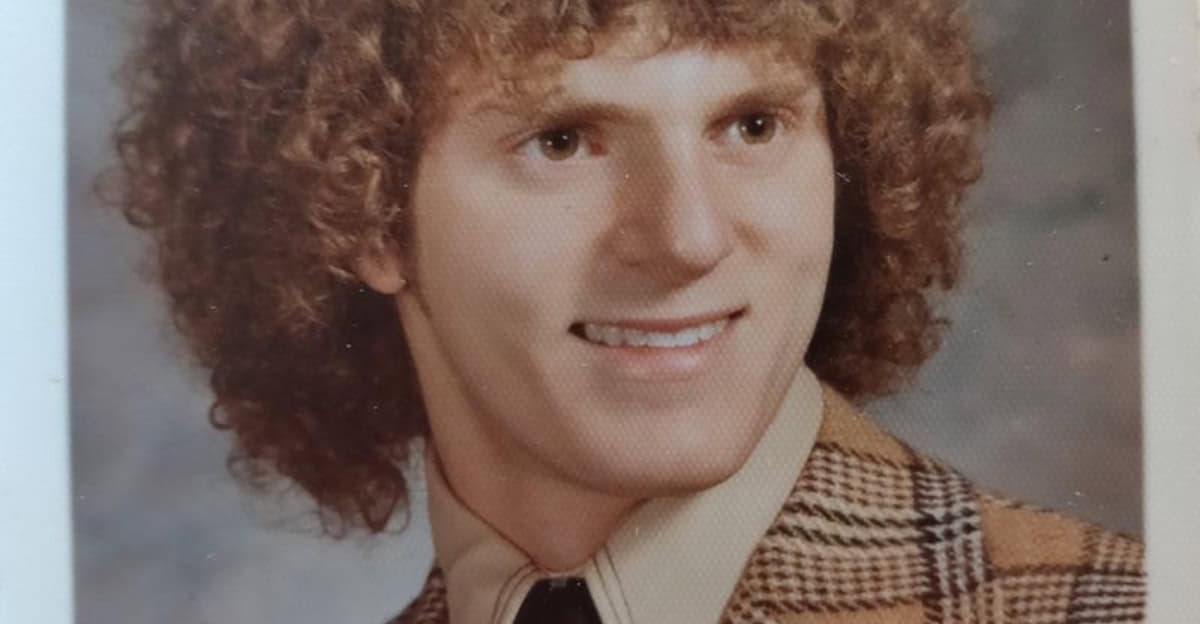 A Look Back at the 10 Worst Haircut Trends In History - Nostalgia Vibe